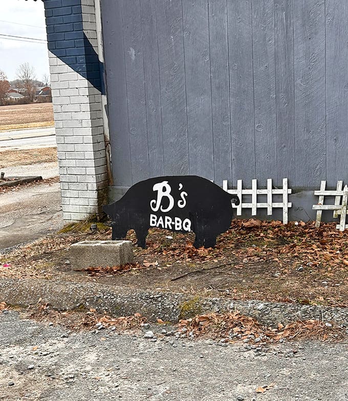 Even the pig sign knows what's up, proudly announcing B's Bar-BQ to anyone smart enough to follow their nose this direction.