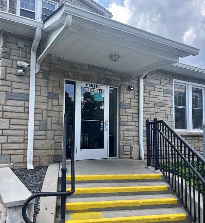 The entrance may be modest, but what awaits inside is anything but ordinary for true pizza lovers.