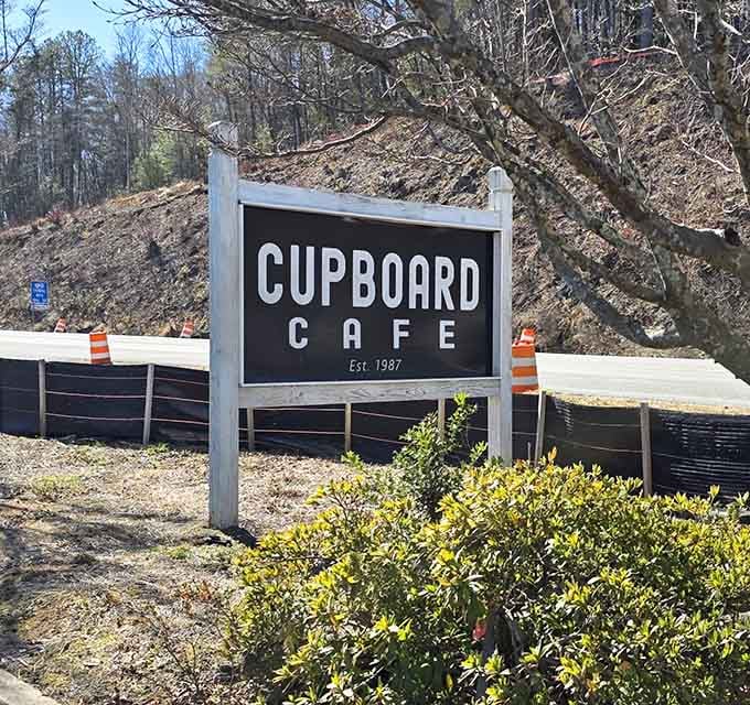 That roadside sign has been welcoming hungry travelers since 1987, and it's still doing its job beautifully today.