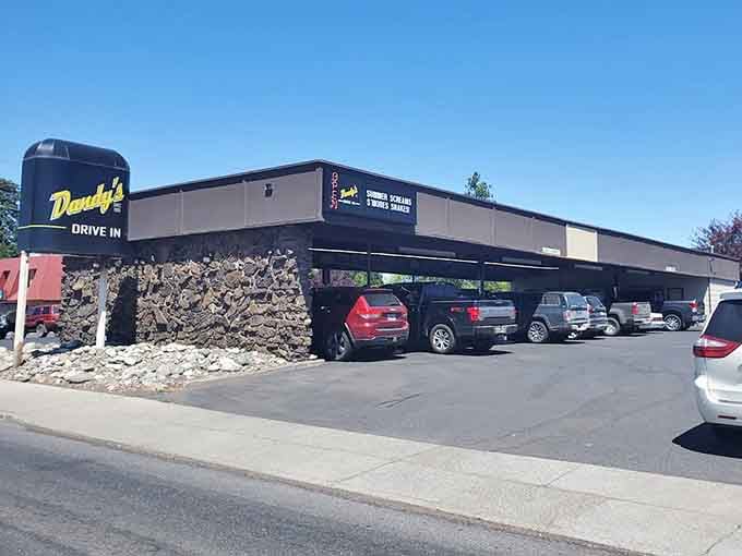 The full Dandy's experience from the outside, where cars become dining rooms and nostalgia is always on the menu.