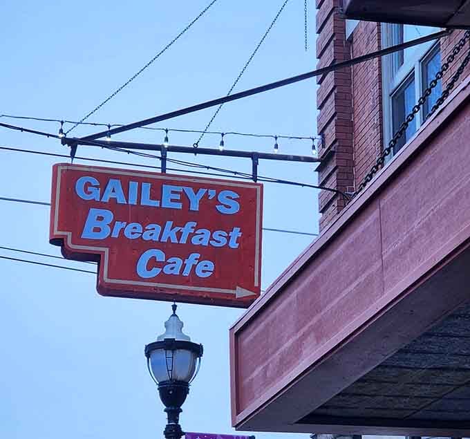 The glowing sign that's guided countless hungry souls to what might be Missouri's finest breakfast destination.