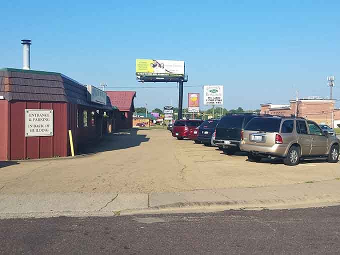 A full parking lot at a family restaurant is never a red flag, it's a flashing neon endorsement.