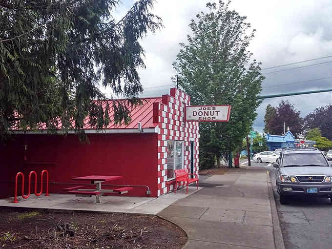 The whole package: quirky architecture, convenient location, and enough donut power to fuel your entire Mount Hood adventure.