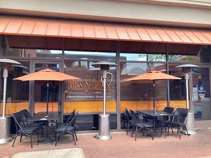 Outdoor seating with cheerful umbrellas for when you want your Southern comfort with a side of fresh Annapolis air.