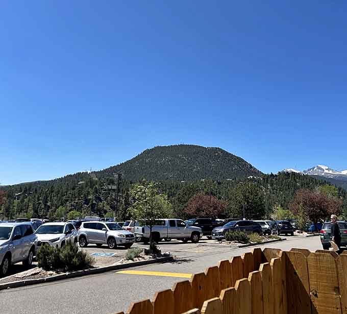 That packed parking lot tells you everything: when this many people wait, the food delivers.