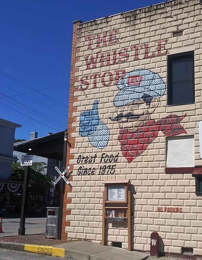 This vintage mural has been welcoming hungry travelers since 1946, and it's still doing its job beautifully today.