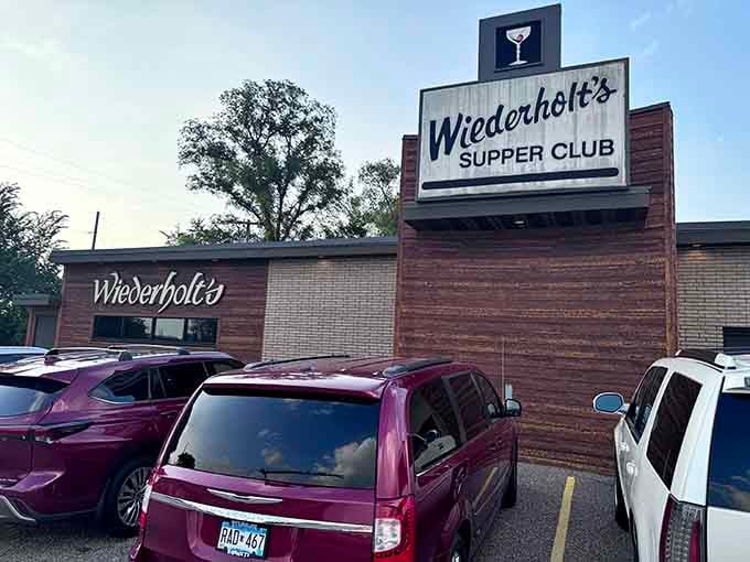 A packed parking lot is always the best restaurant review, proving that locals know exactly where the good stuff is.