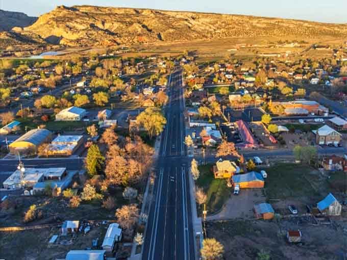 From above, Escalante reveals itself as a green oasis threading through the desert, a testament to human determination and nature's generosity.