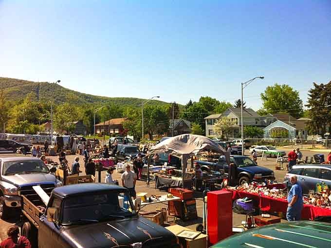 Mountains frame this treasure hunt where vintage cars and colorful tables create a Sunday morning paradise.