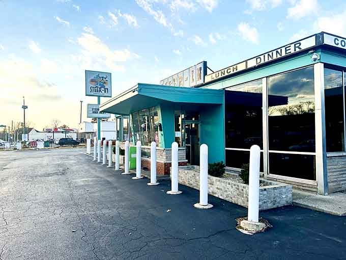 That turquoise exterior practically glows like a beacon calling you to breakfast, lunch, and dinner delights.