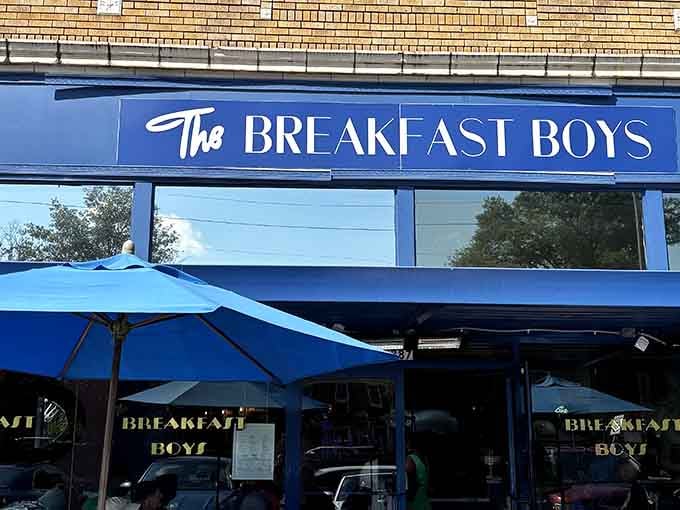 Blue umbrellas and a welcoming entrance – The Breakfast Boys keeps it simple outside so the food can be the star.