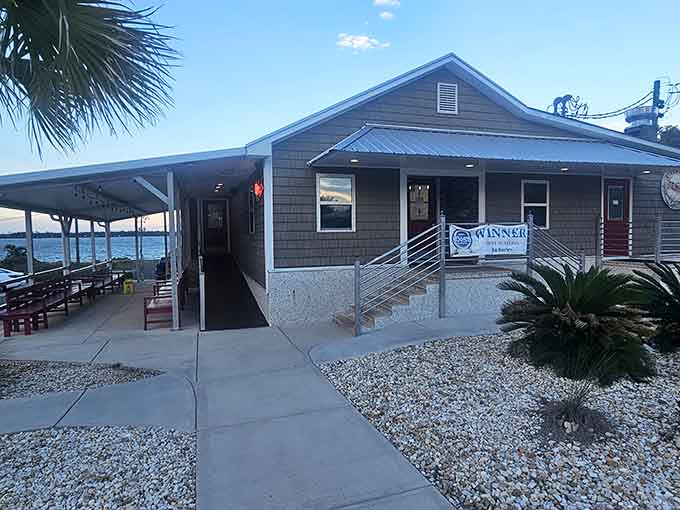 That waterfront view and palm tree tell you everything: fresh seafood is just steps away from where it was caught.