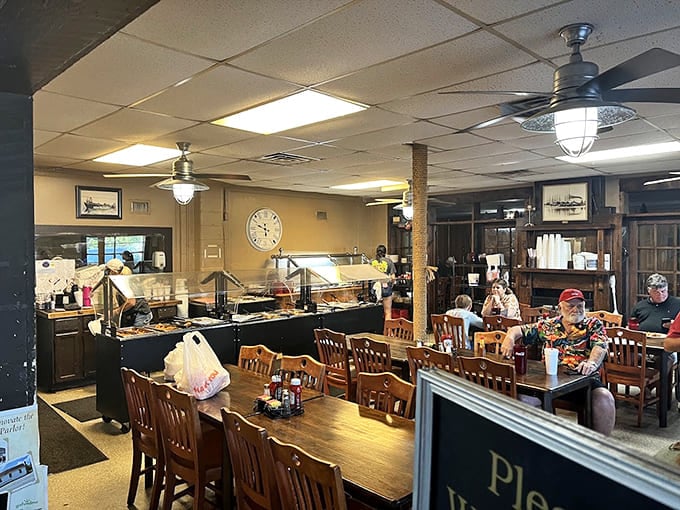Wooden tables, ceiling fans, and happy diners&mdash;this is what authentic coastal Georgia dining looks like in its natural habitat.