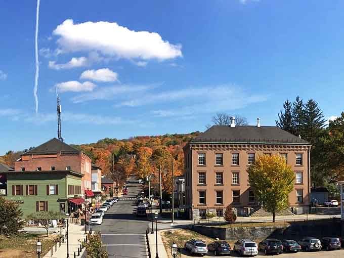 When autumn decides to collaborate with 19th-century architecture, this is the masterpiece they create together every single year.