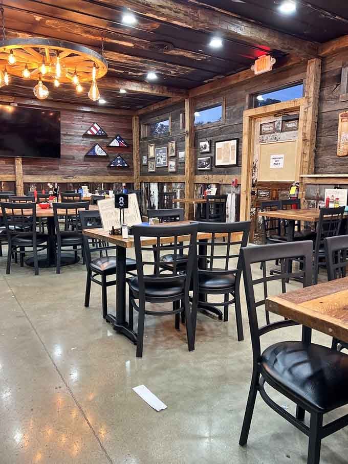 Rustic wooden walls and Edison bulbs create the perfect atmosphere for serious eating without any pretension whatsoever.