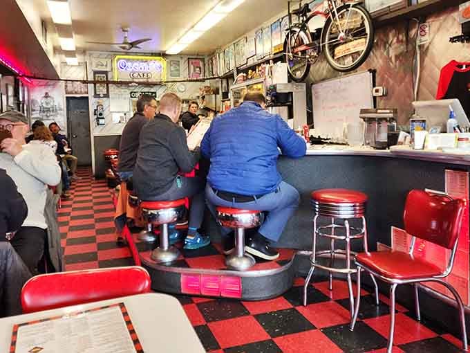 Red vinyl, chrome trim, and checkered floors: the holy trinity of American diner design that never goes out of style.