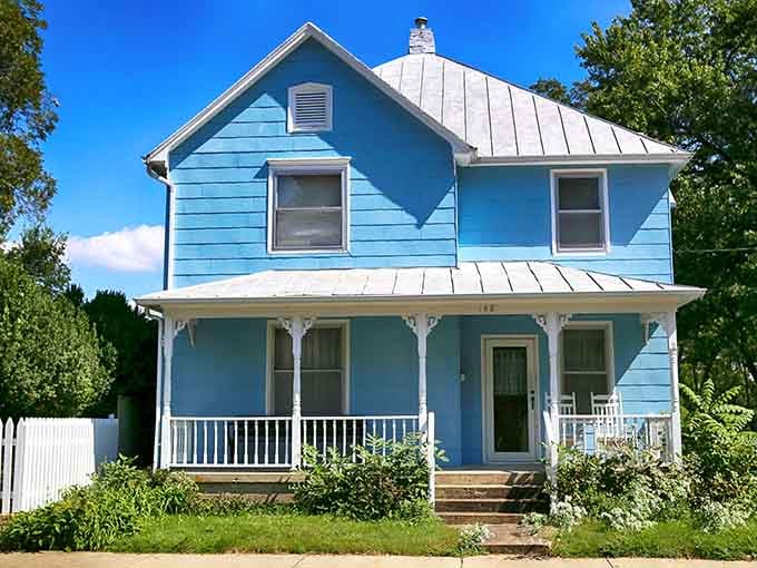 Victorian charm meets small-town Missouri, and honestly, they make a pretty adorable couple together.