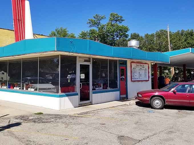 Classic Americana served with a side of nostalgia. Bobo's turquoise dream machine has been flipping perfect burgers since your grandparents' first date.