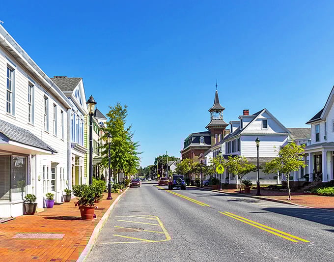 Sunlight dancing on Smyrna's tree-lined streets creates the kind of glow that makes photographers weep with joy and visitors extend their stay.