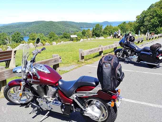 Even the motorcycles stop to admire this panorama, proving that the best journeys include strategic pause buttons.