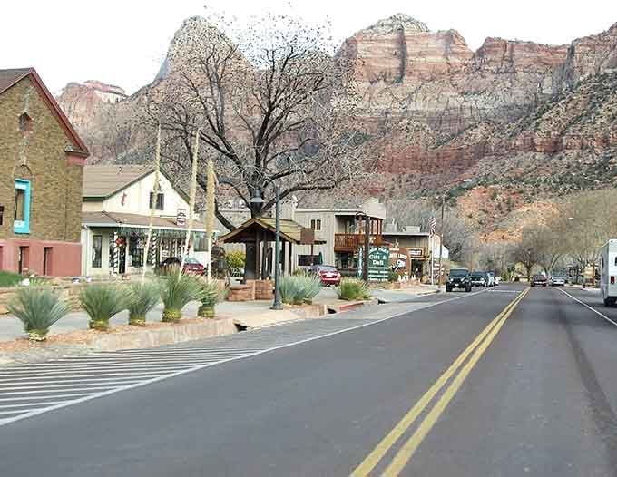 Springdale's streets frame nature's masterpiece &ndash; those towering red cliffs that change color with every passing hour.