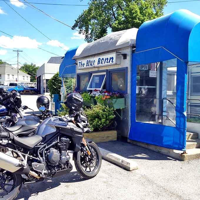 Where motorcyclists and maple syrup enthusiasts gather for breakfast that's worth the ride. Diner dreams come true!