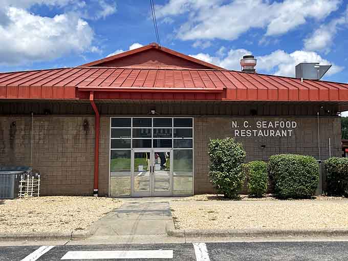 That red metal roof gleaming in the sunshine is like a beacon calling all seafood lovers to gather here.