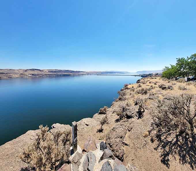 Desert meets water in a view so stunning, you'll forget you're still in Washington and not some exotic locale.