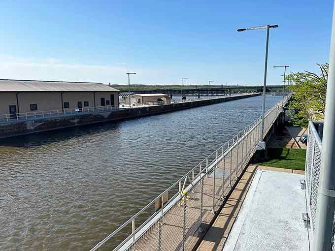 Lock and Dam 19 isn't just an engineering marvel—it's nature's greatest reality show, where massive barges perform an aquatic ballet that hypnotizes visitors for hours.