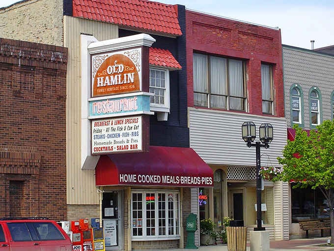 Old Hamlin Restaurant's vintage sign promises home cooking that'll make you forget you ever heard of chain restaurants.