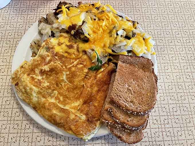 When they say it covers the plate, they mean business: eggs, hash browns, toast, pure breakfast glory.