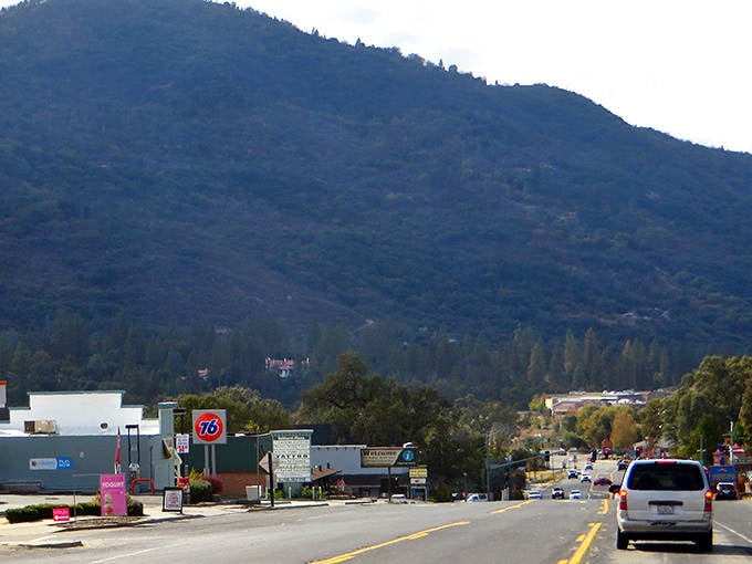 Oakhurst welcomes Yosemite visitors with small-town charm and mountain views that make you want to stay awhile.