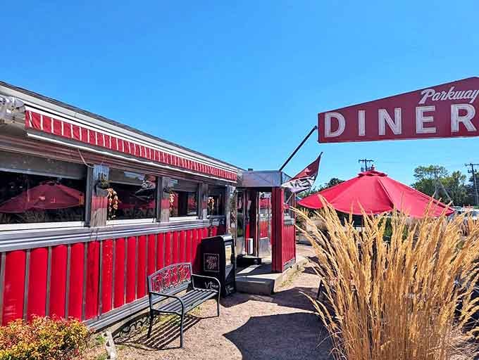 Classic Americana in red and chrome, serving comfort food that makes you want to invent new meal times between breakfast and lunch.