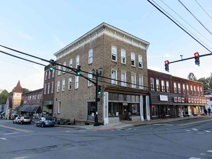Fayetteville's revitalized downtown buildings house art galleries, music venues, and cafes that have breathed new life into this former coal town.