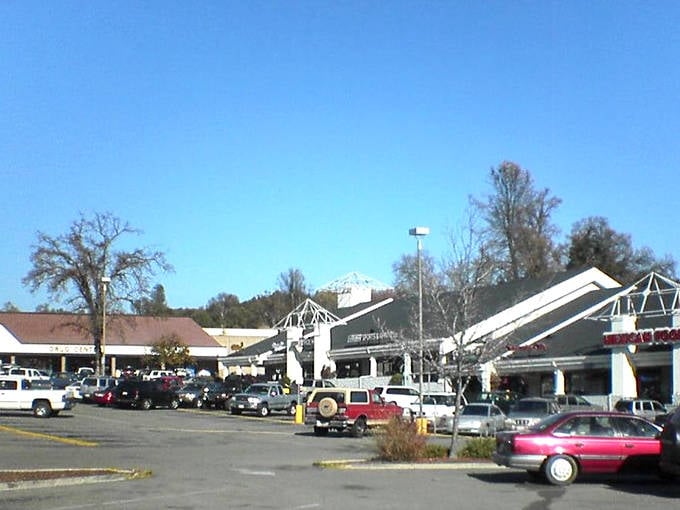 The gateway to Yosemite offers shopping centers with practical amenities &ndash; because even mountain paradise needs groceries.