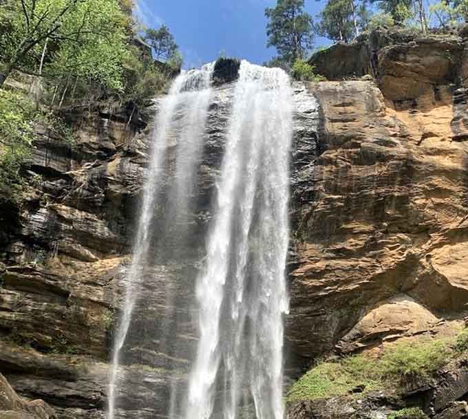 Toccoa's single dramatic plunge creates a misty curtain against ancient rock – nature's version of a standing ovation.