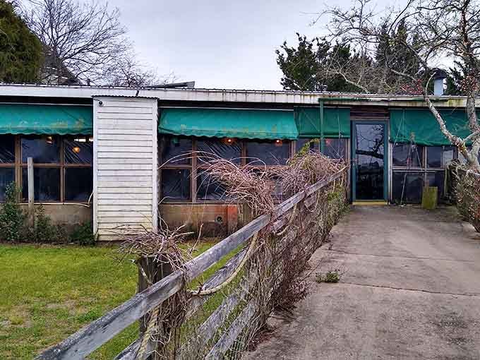 Nature's taking over the building, but the fresh seafood inside is what really steals the show.