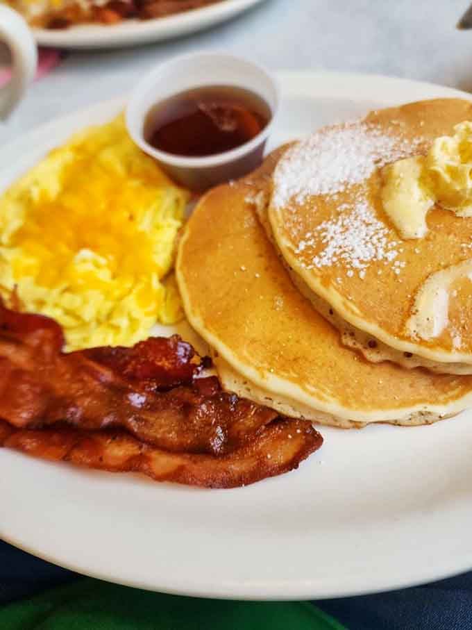 Golden pancakes with crispy bacon: the breakfast combination that's been perfecting mornings since Eisenhower was president.