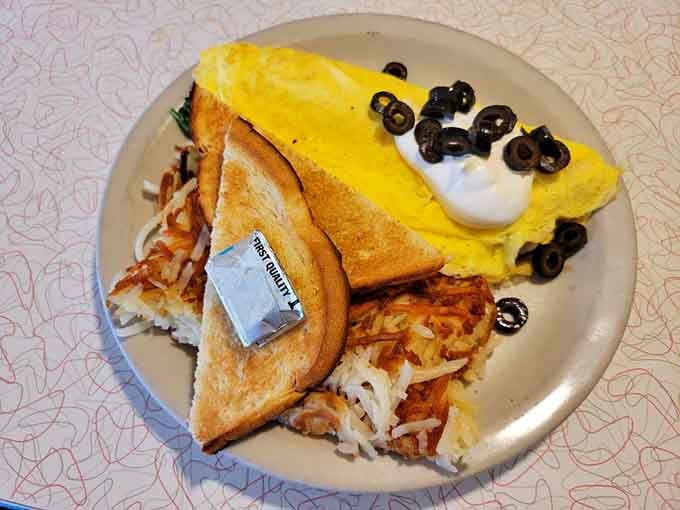 This omelet situation comes with hash browns that understand the assignment: crispy edges, fluffy centers, pure breakfast perfection.
