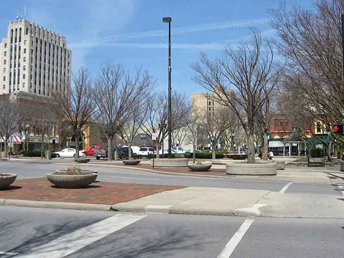 Downtown Lima's public square invites you to sit, relax, and enjoy life without worrying about your bank balance.