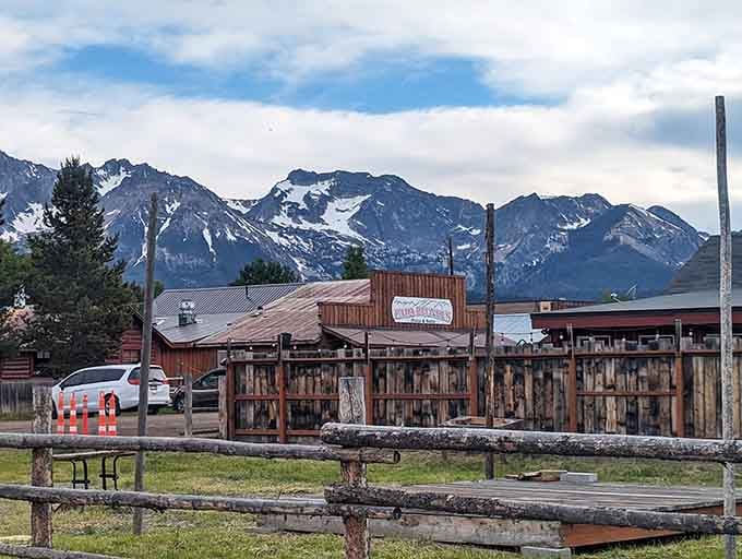 Pizza with a view! Those aren't painted backdrops &ndash; those are the actual Sawtooth Mountains saying "eat here."