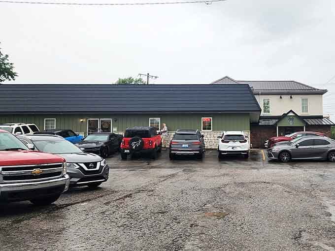 Don't judge this book by its cover—inside this humble building is chicken that would make the Colonel salute.