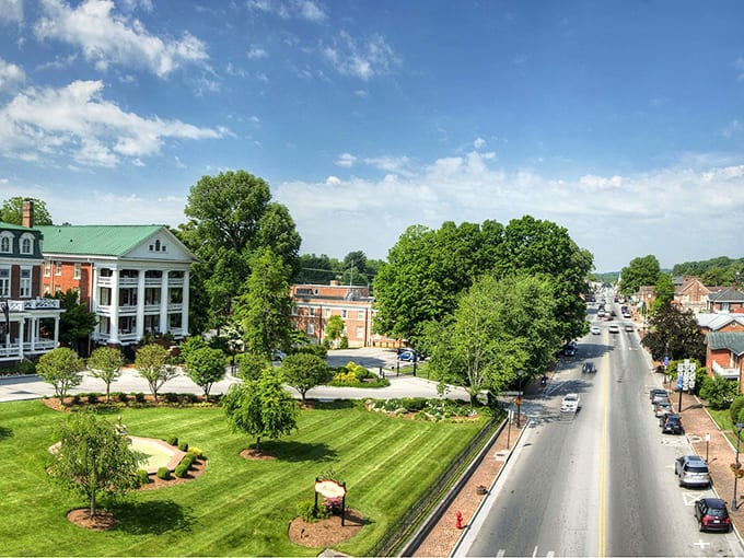Manicured green spaces and tree canopies create a peaceful oasis right in the heart of this welcoming downtown.