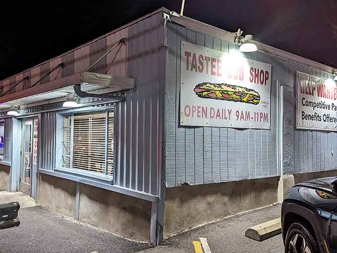 By night, Tastee's illuminated sign becomes a lighthouse for the sandwich-starved, guiding them to thin-sliced paradise until 11pm.