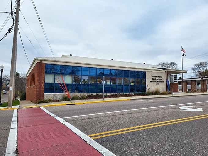 The post office building sports that classic mid-century modern look that says "efficiency" without sacrificing a bit of character.