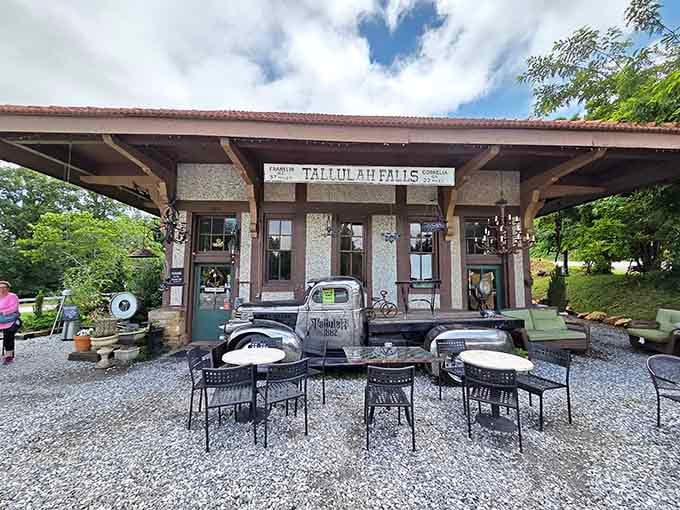 Tallulah 1882 serves up mountain hospitality with a side of vintage charm that feels wonderfully authentic.