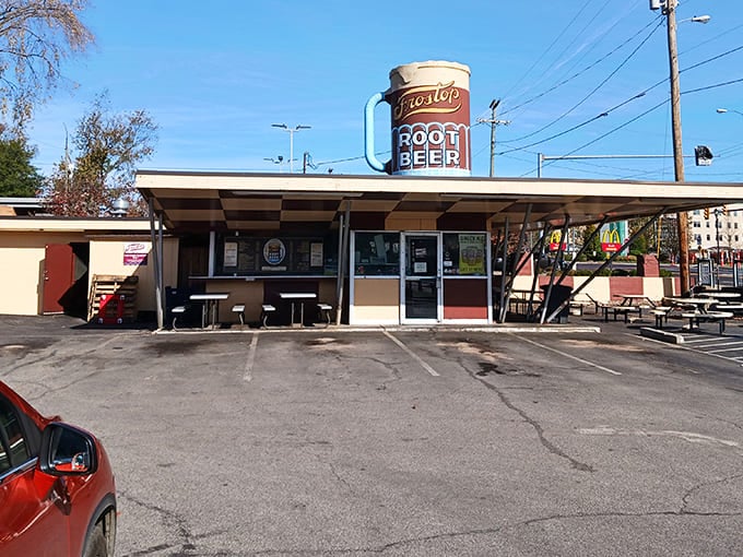 That giant root beer mug isn't just decoration; it's a beacon for serious comfort food lovers.