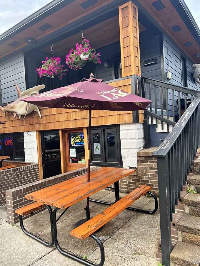 Those hanging flower baskets and picnic tables create the perfect beach-shack-meets-neighborhood-hangout vibe that makes everyone smile.
