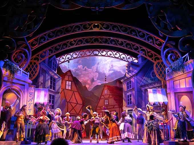 A full cast on stage creating magic in real time, no special effects or CGI required here.