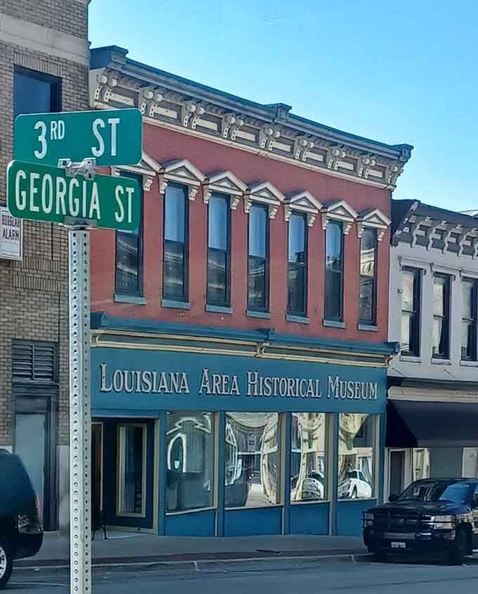 Where Georgia meets 3rd Street, the Louisiana Area Historical Museum preserves stories that would otherwise drift away like river mist.
